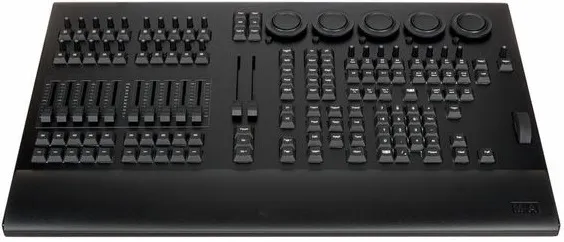 Les 8 Meilleurs Contrôleurs DMX pour Gérer les Lumières