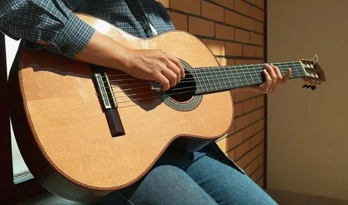 Guitare Classique ou Acoustique : Comment Choisir ? (Comparaison)