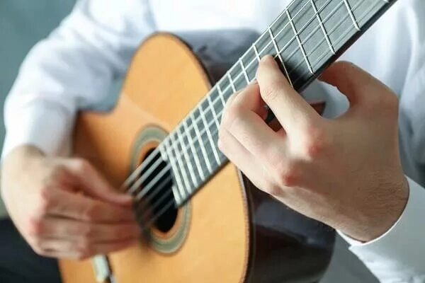 Guitare Classique ou Acoustique : Comment Choisir ? (Comparaison)
