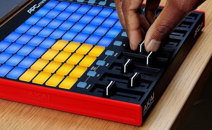 Les 7 Meilleurs Launchpads MIDI pour Lancer ses Loops