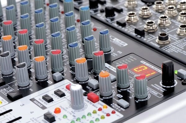 Les 6 Meilleures Tables de Mixage pour Débutant (Comparatif)