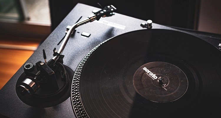 Tourne Disque vs Platine Vinyle : Quelles Différences
