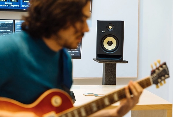 Quelles Enceintes de Monitoring Choisir pour Bien Débuter ? (Guide d'Achat)