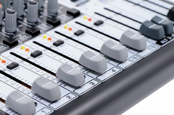 Les 6 Meilleures Tables de Mixage pour Débutant (Comparatif)